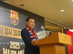 [현장] BBQ 윤홍근 회장, “FC바르셀로나 초청…2030년 가맹점 5만개 개설”
